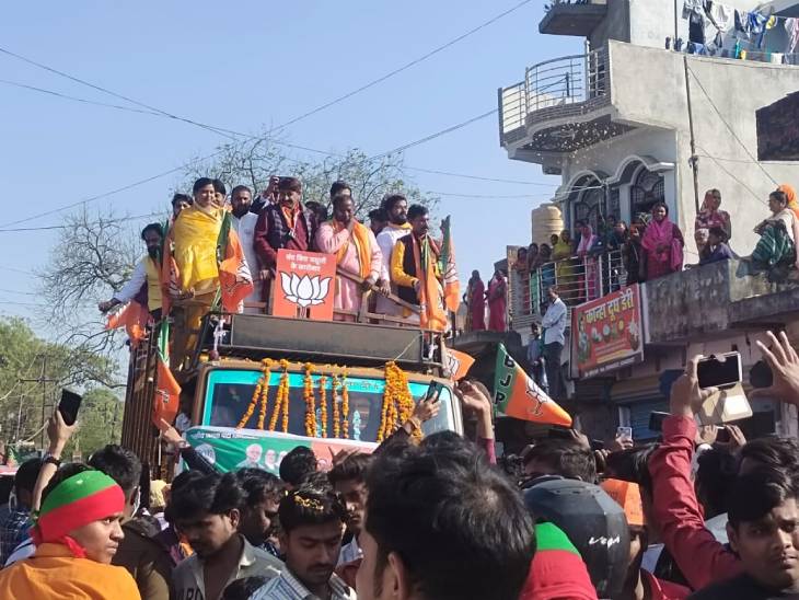 Roadshow sought votes in favor of BJP candidate Dharmraj Nishad ...