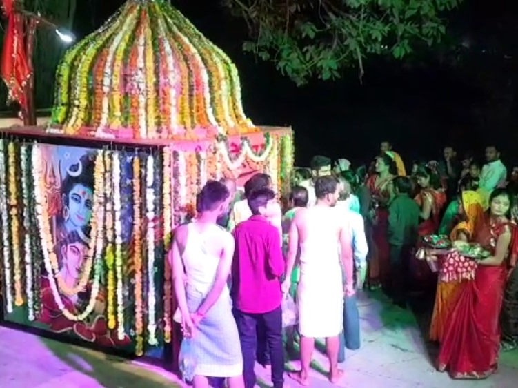 Devotees queue at Sendhwa's ancient Siddheshwar Mahadev temple from 12 ...