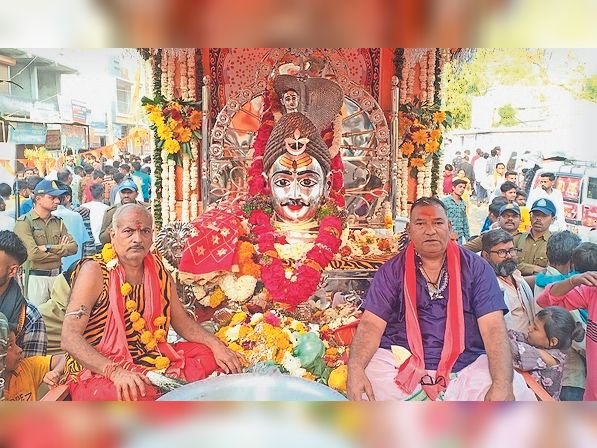 Lord Jagirdar came out with thousands of devotees in the royal ride ...