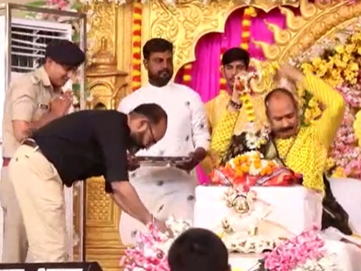 SP - Collector touched feet and took blessings from Pt. Mishra, bowed ...