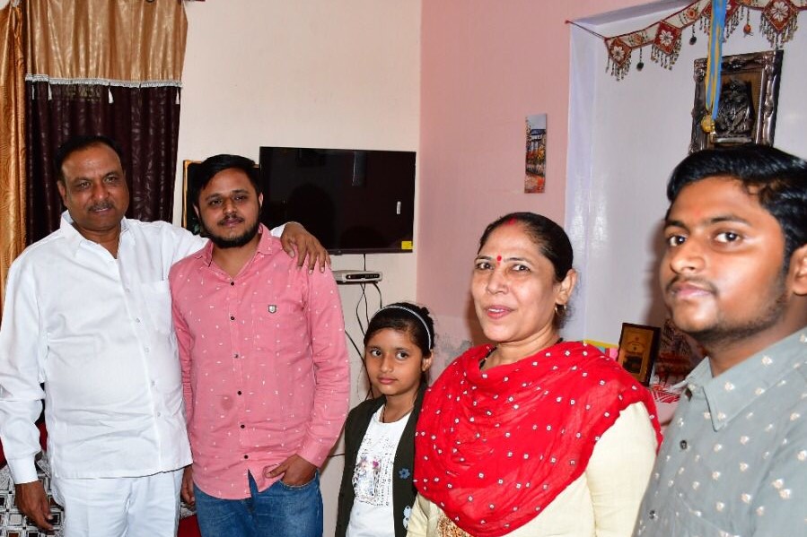 Seeing the pride returned to Agra, the eyes of the family were filled ...