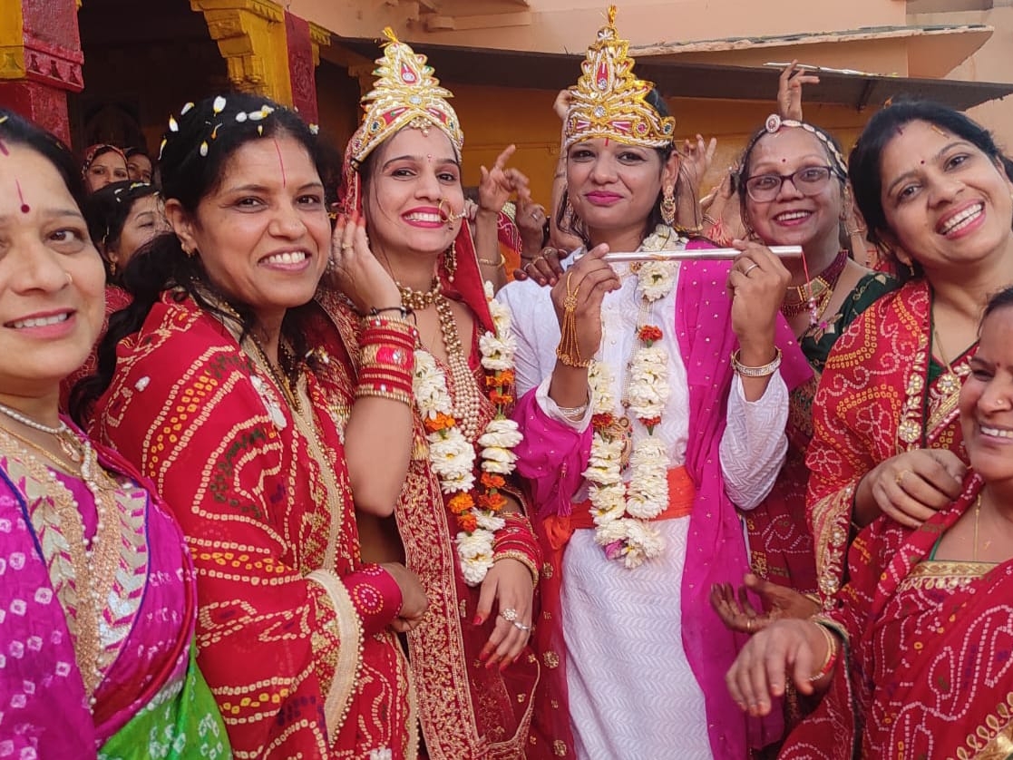 गुलाल-अबीर लगा फूलों की बौछार, राधा-कृष्ण के रचे स्वांग फाग के भजनों के ...