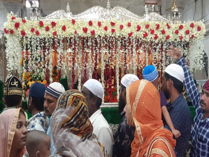 Offering a chadar at Mazar Sharif, praying; Chadar will be offered on ...