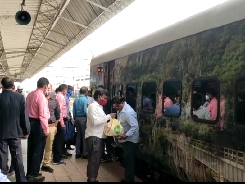 The manager of Ratlam Railway Division got angry after seeing the ...