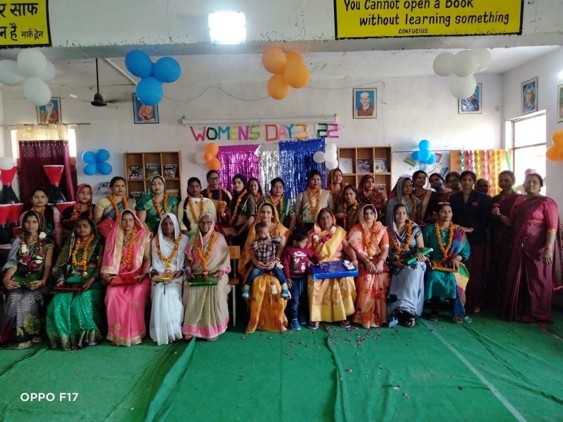Female parents honored in PBRP Academy, honored with a memento | औरैया ...