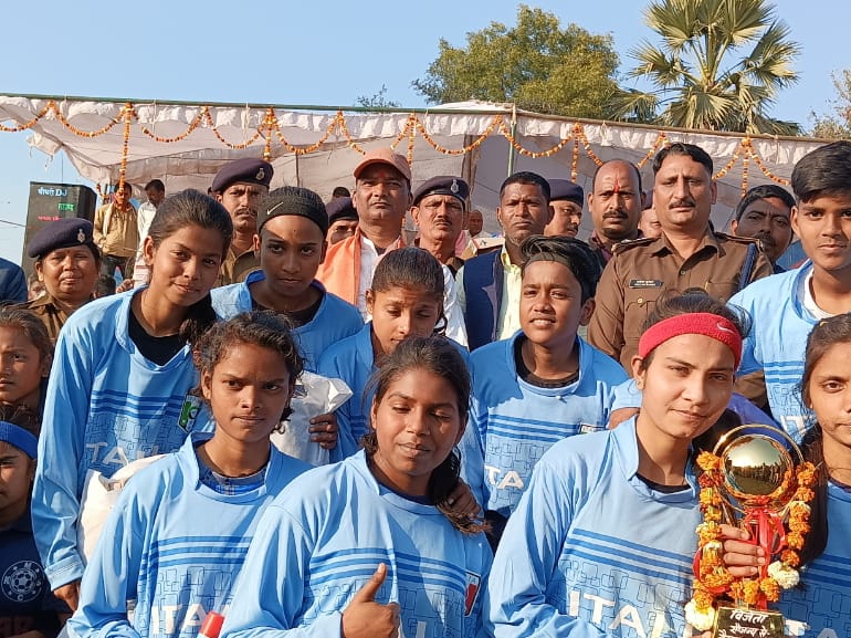 Captured on the cup, Kaimur Superintendent of Police rewarded the team ...
