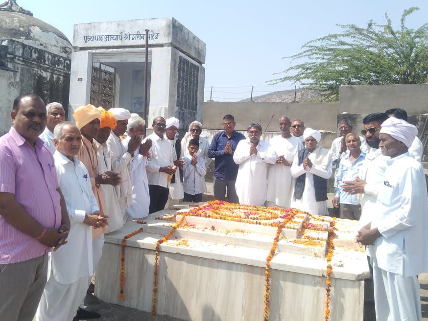 There was a gathering of saints and saints in Bhairana Dham of Bichoon ...
