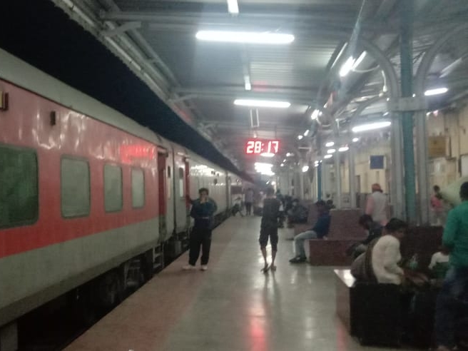 Non interlocking work going on Bina Katni rail section, trains running ...