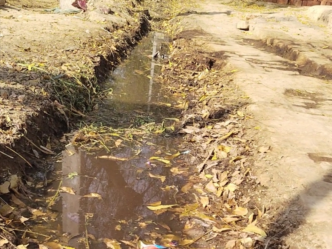 Dirt spread in the villages of Bindki Giving a feast to the infection ...