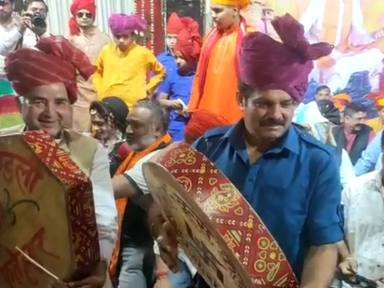 सीएम सलाहकार ने भी मारी चंग पर थाप, लोगों को झूमने पर मजबूर कर दिया ...