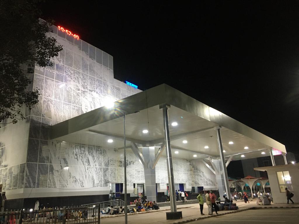 Railway canceled the contract for platform number 6, parking was free ...