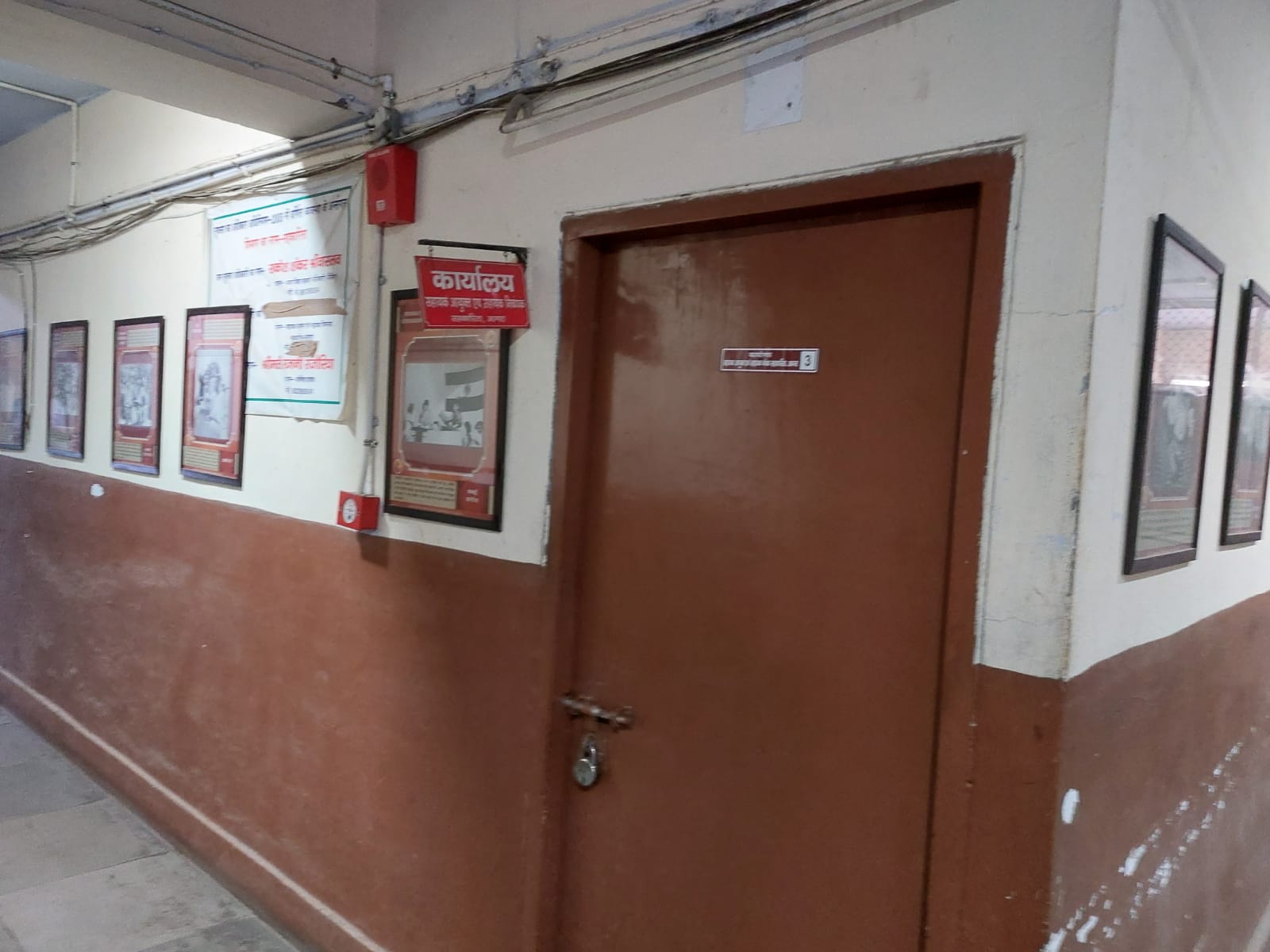 Agra... CDO did surprise inspection of 12 departments, 53 employees ...