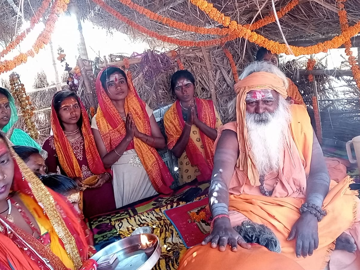 Devotees took blessings of monk beggar Junglee Baba, Bhandara was ...