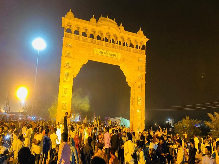 Devotees set off fireworks at the pylon gate, smeared each other with ...