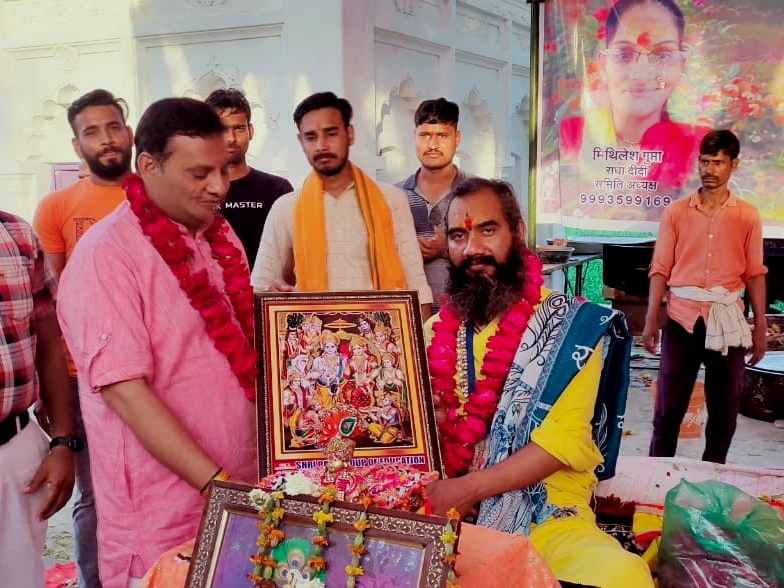 Devotees tasted Prasad in huge Bhandara, honored Bhagvatacharya by ...