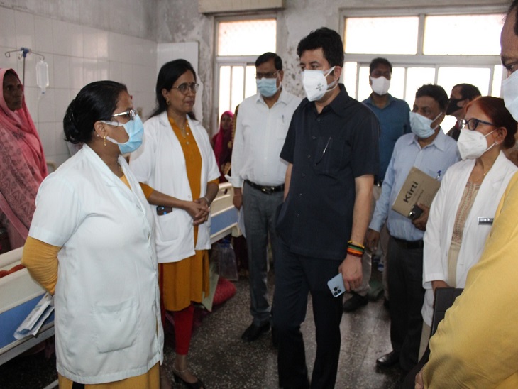 Azamgarh DM Amrit Tripathi inspected the women's hospital | आजमगढ़ DM ...