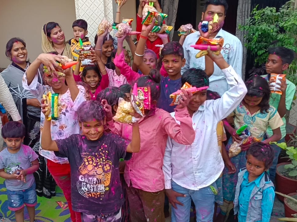 Social organization celebrated the festival of Holi with the children ...
