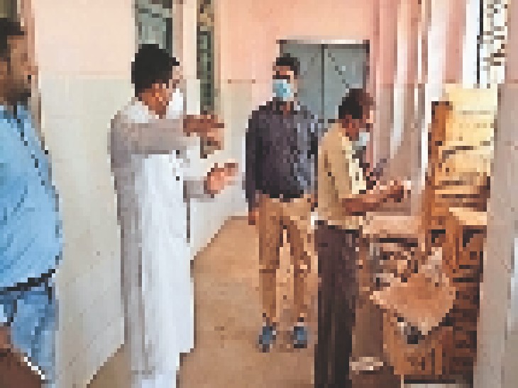 ट्रामा सेंटर के शौचालय में गंदगी, डॉक्टरों के चेंबर में लगे हुए थे ...