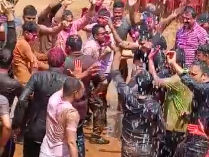 SP slapped Sagar's former collector, the uniformed danced to the beat ...