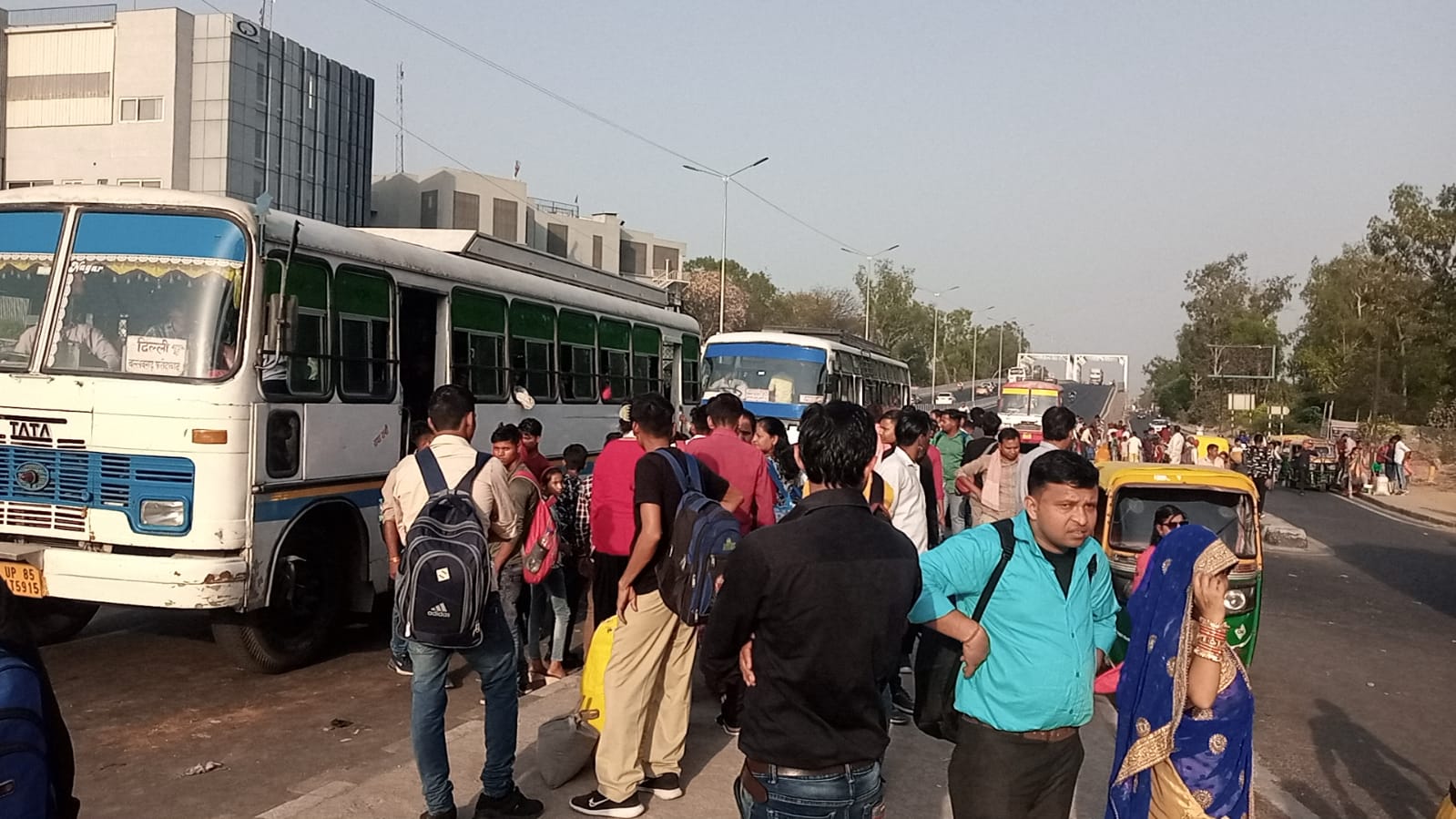 Holi holiday over, crowd gathered at bus stand-railway station, fight ...