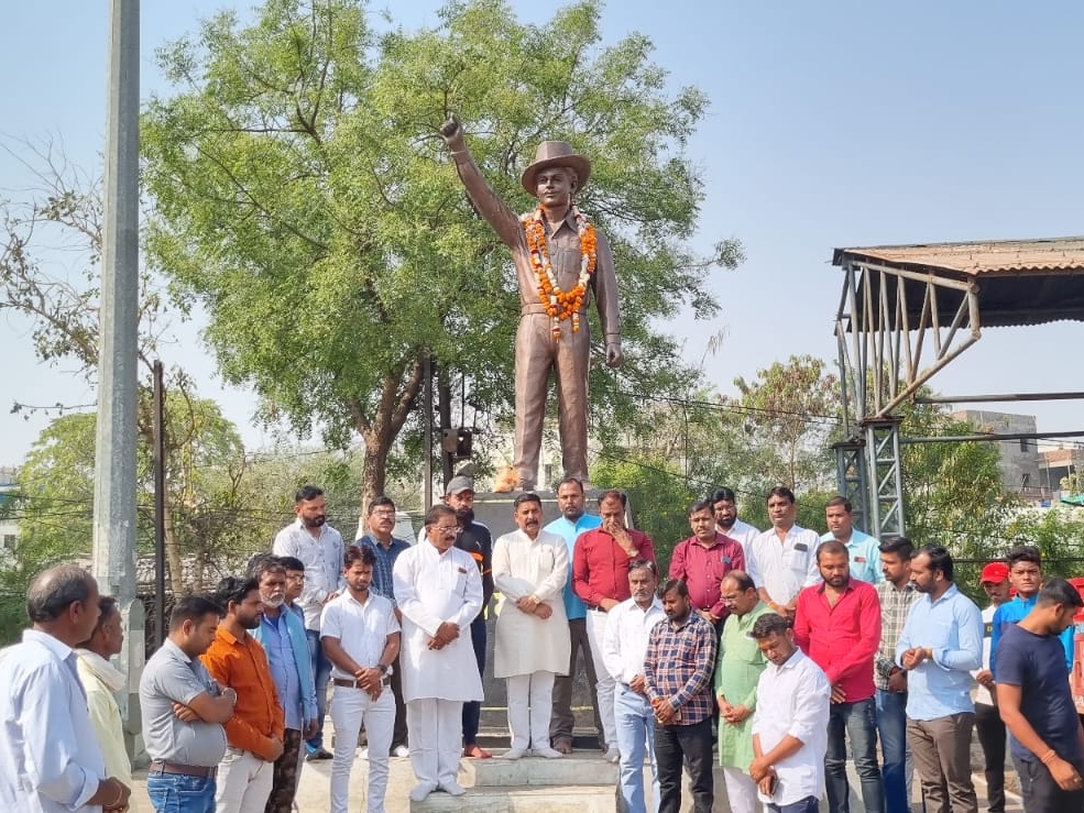 Sacrifice Bhagat Singh, Rajguru and Sukhdev remembered, garlanded the ...