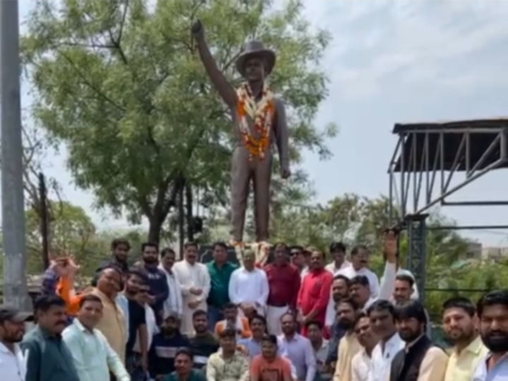 Sacrifice Bhagat Singh, Rajguru and Sukhdev remembered, garlanded the ...