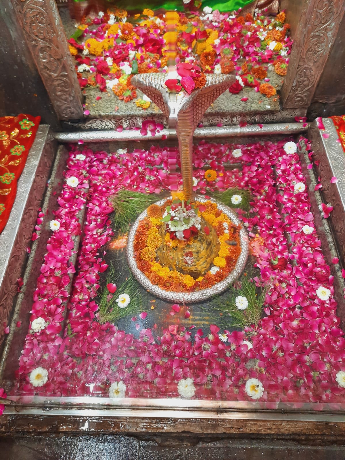 Gorgeous makeup of Lord Omkar with rose flowers, do… Mangala Aarti ...