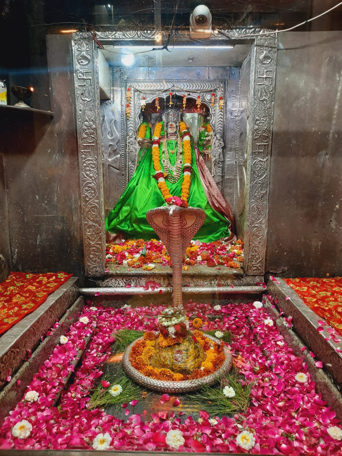 Gorgeous makeup of Lord Omkar with rose flowers, do… Mangala Aarti Darshan