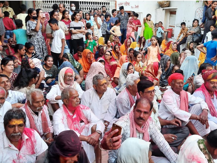Villagers of Kankroli and Asautia danced in traditional costume and ...