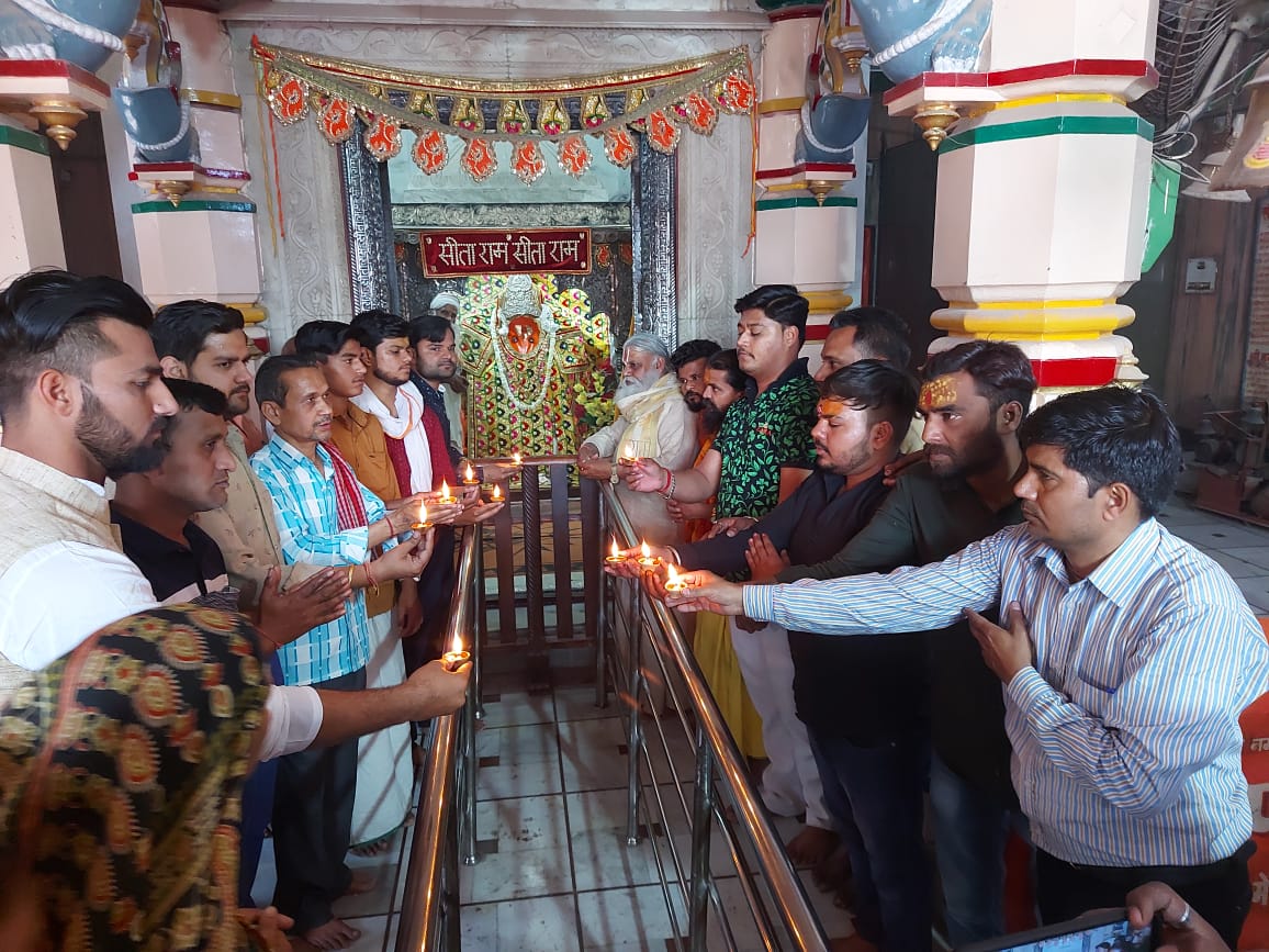 BJP workers worshiped Giriraj ji and Hanuman ji, lit lamps in Hanuman ...