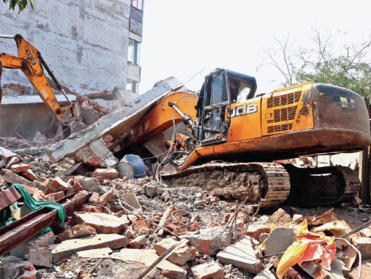 Building was demolished from below instead of above, debris fell on ...