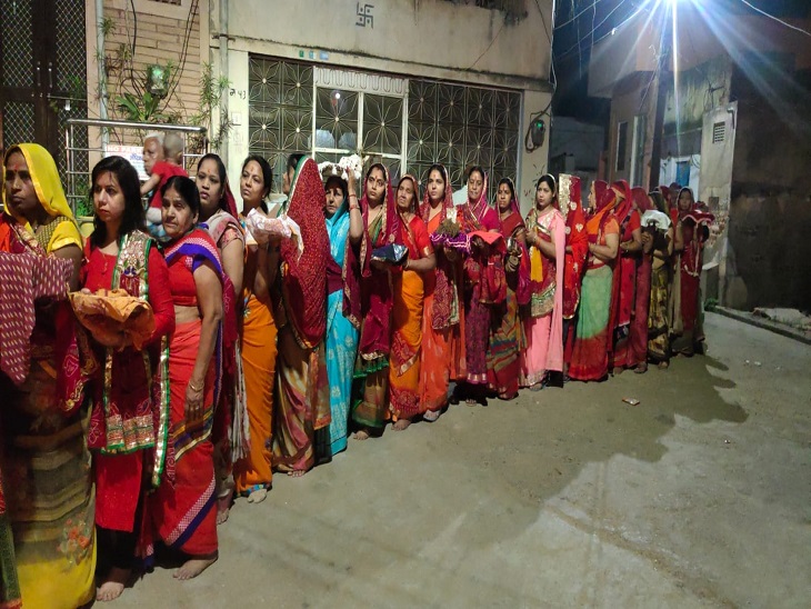 Devotees queue up outside the temple since late night, people danced ...