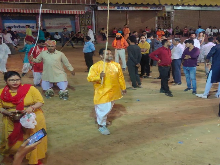 Devotees queue up outside the temple since late night, people danced ...