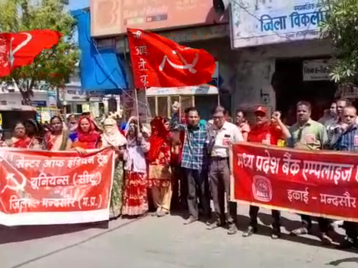 Demonstration at Gandhi Square, issued a 12-point demand letter | सरकार ...