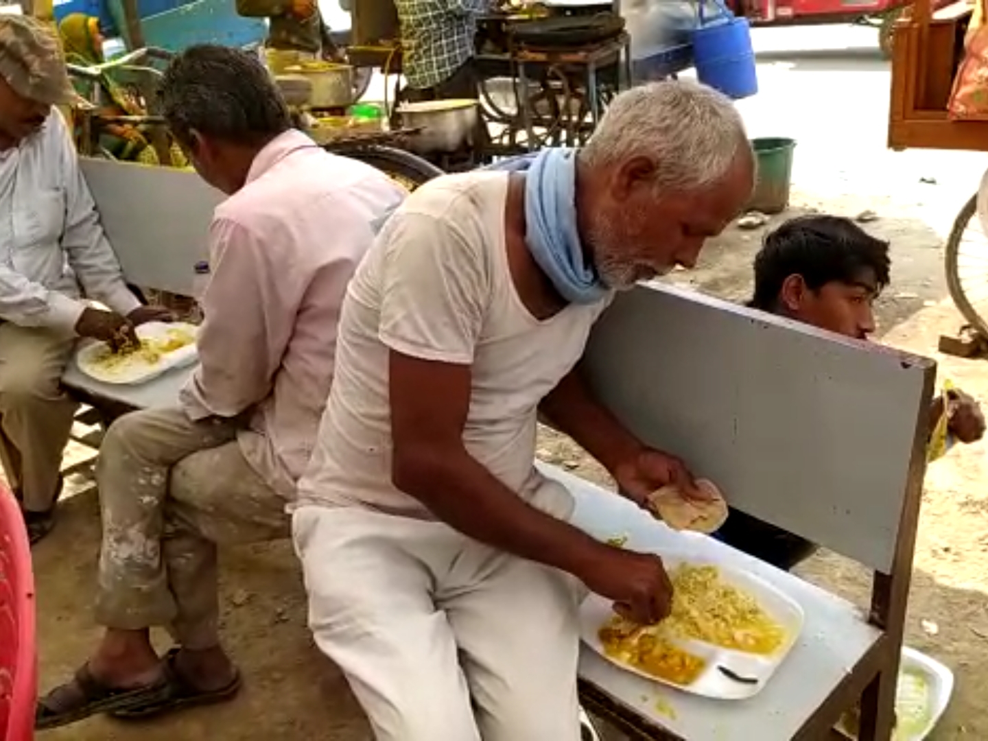 Annapurna eatery in Gonda made sahara Food is available in 10 rupees ...