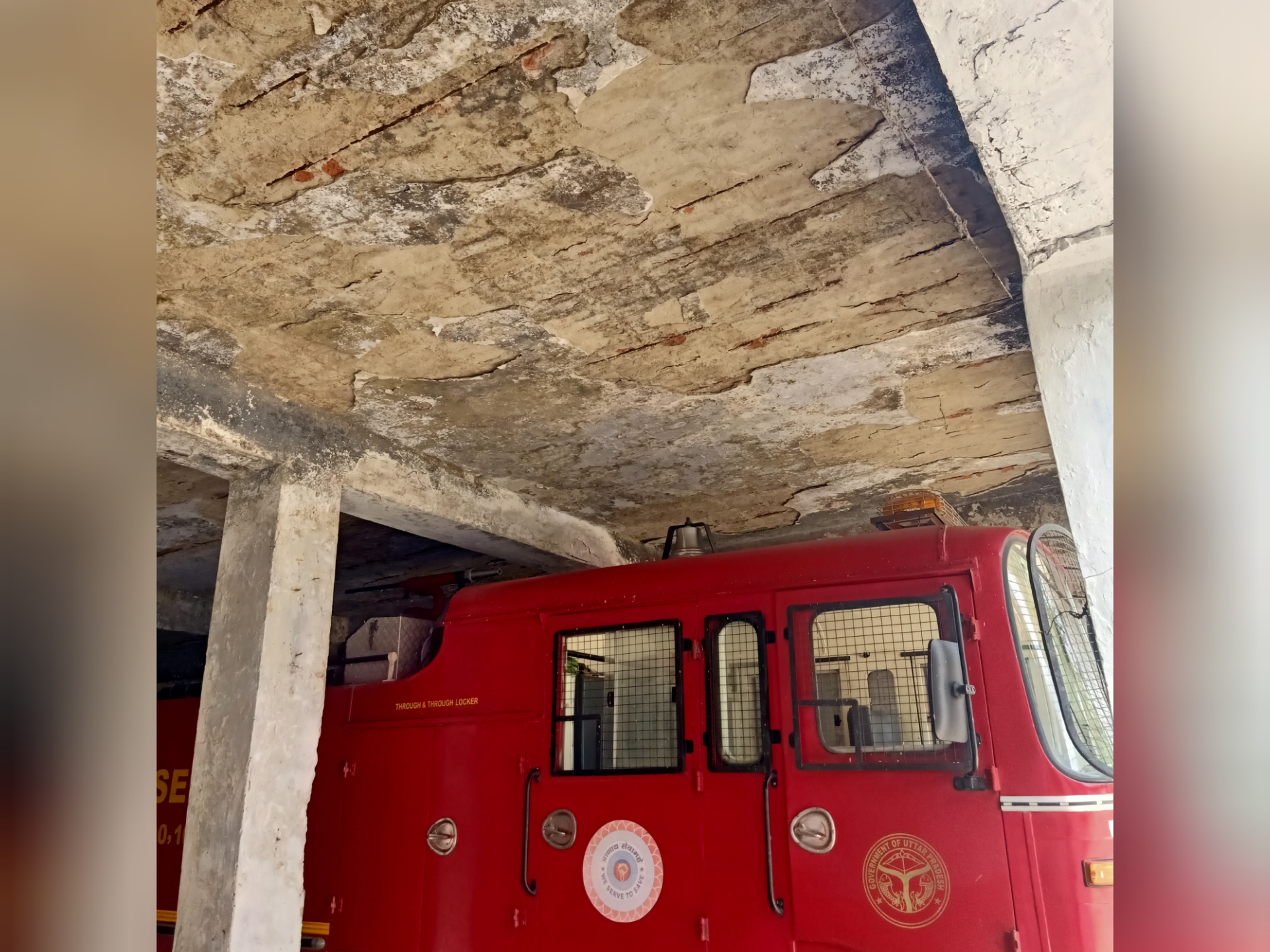 जर्जर भवन में खड़े हैं अग्नि शमन वाहन, कर्मचारी आवास हो रहा जर्जर ...