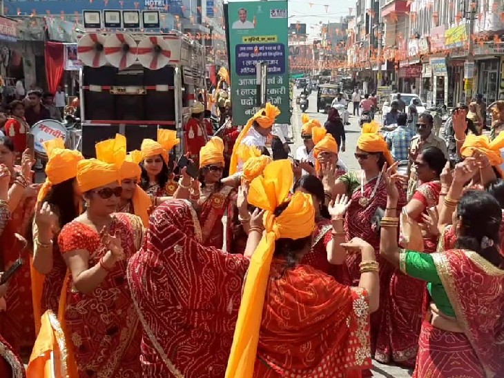 Shadow saffron color on the procession, women dance in a circle | भगवान ...