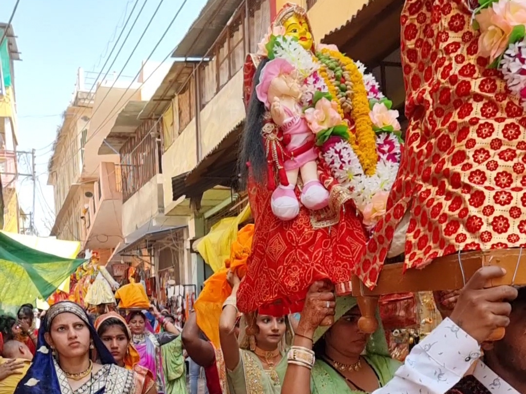 The procession of Dhaniyar Raja and Gangaur Mata came out with a statue ...