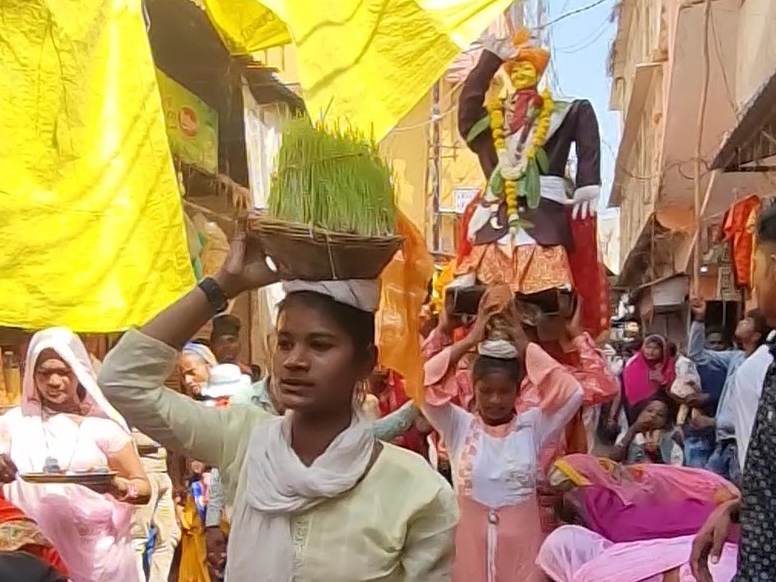 The procession of Dhaniyar Raja and Gangaur Mata came out with a statue ...