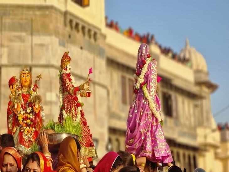 In photos, see the beauty of Gangaur adorned on Lake Pichola, the city ...
