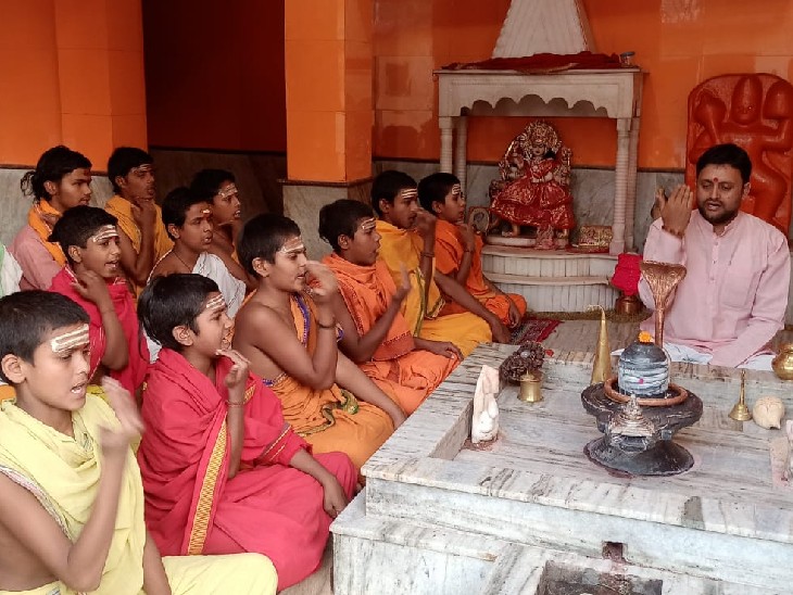 Students of Nepal are also taking Vedic education in Swami Karpatri's ...