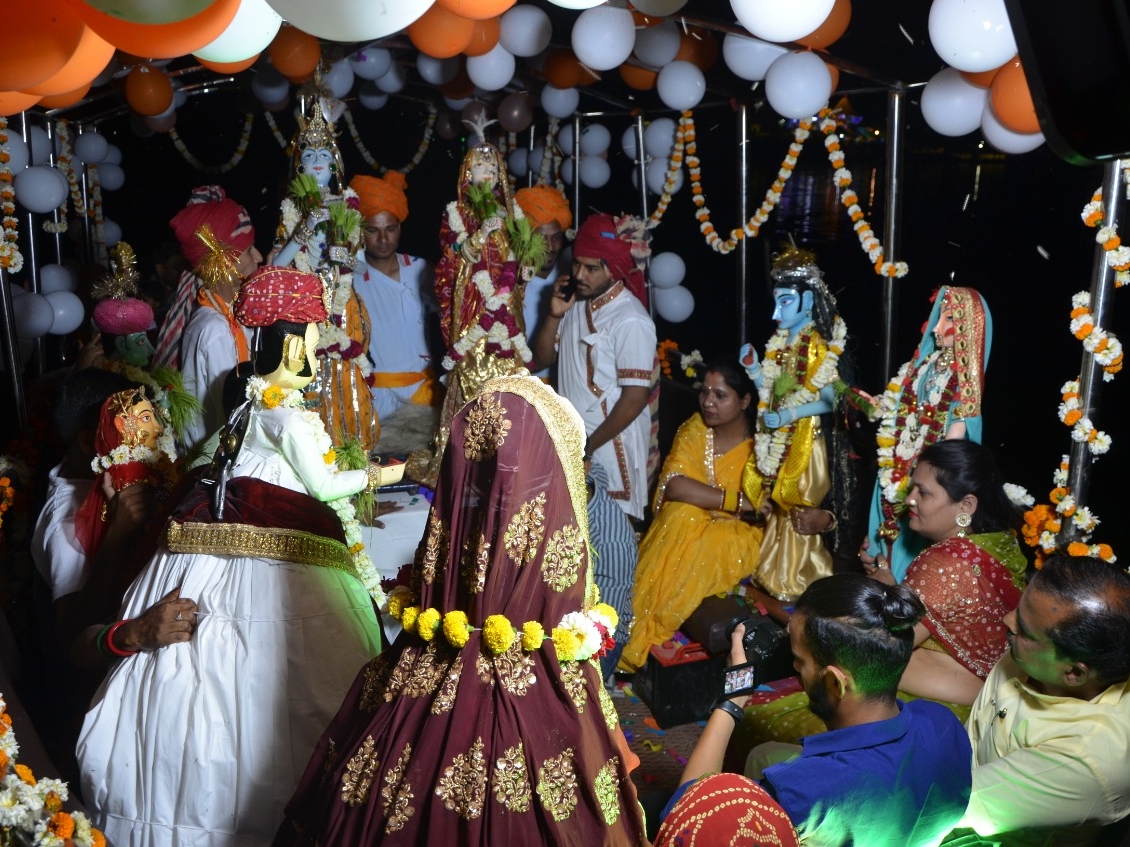 ईसर-गणगौर को नौका विहार करा दी गई विदाई, फूलों से सुंदर सजाई गई नाव ...