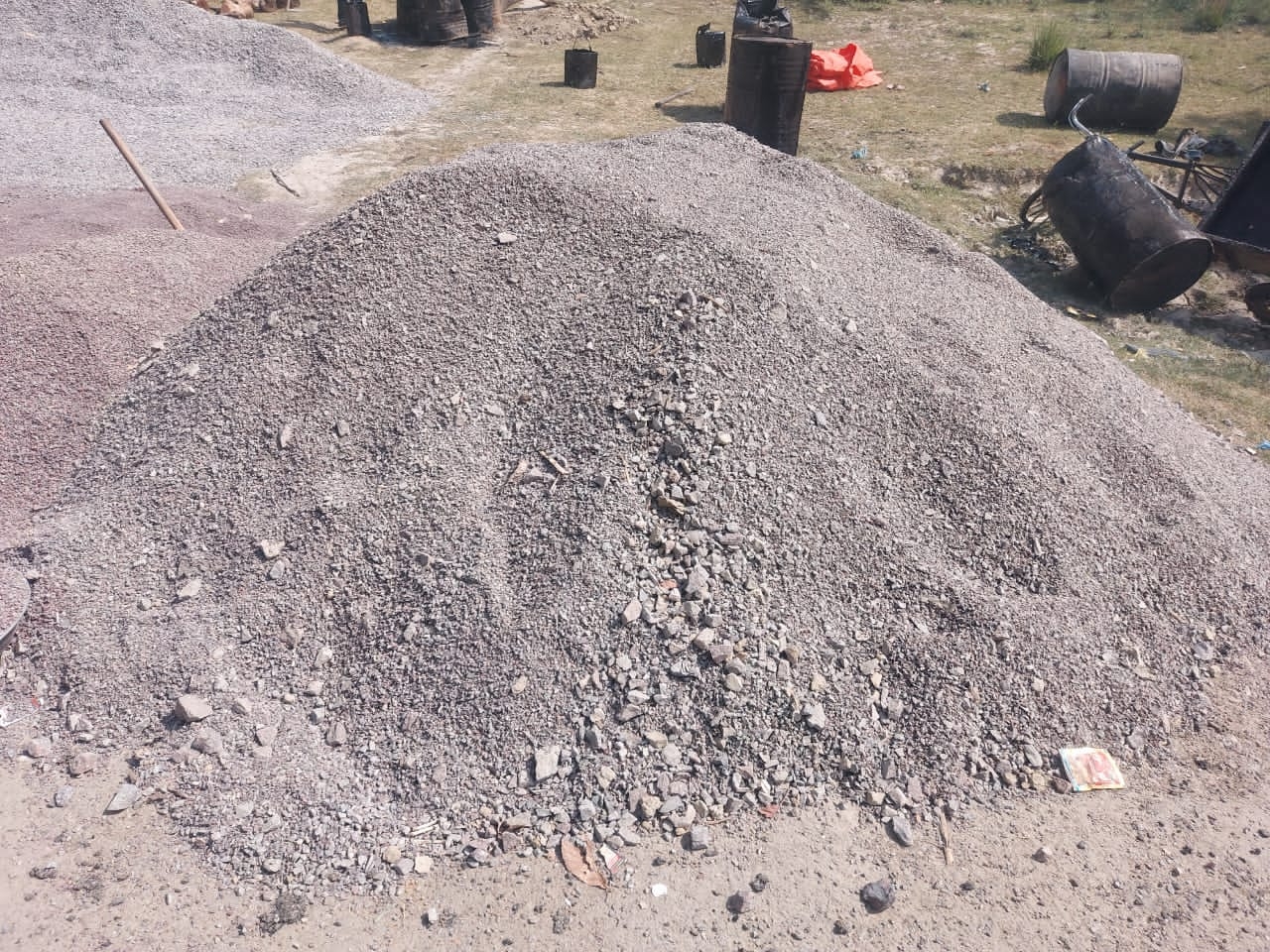 Stopped construction work of poorly constructed road | घटिया तरीके से ...