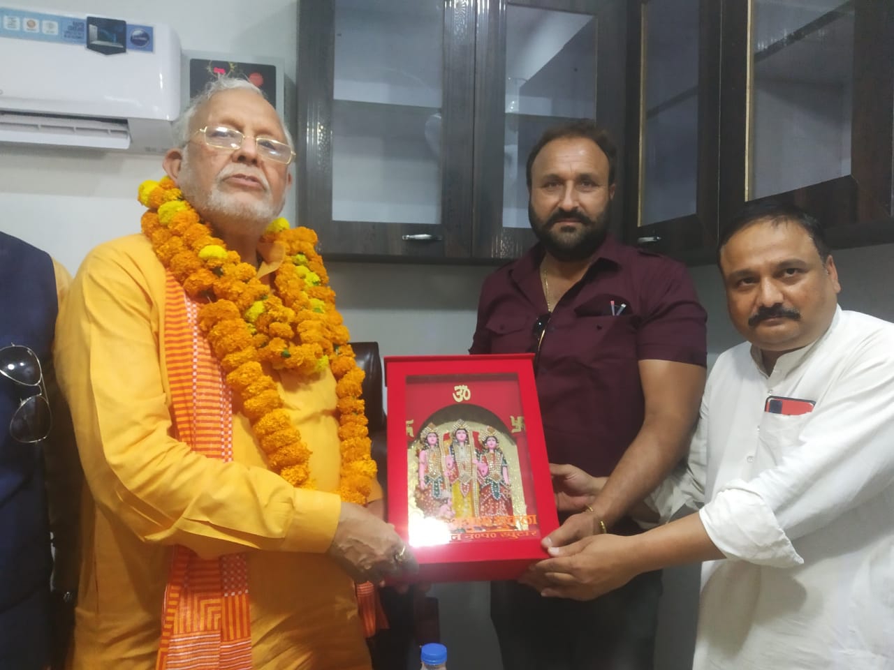 Cabinet Minister Suresh Khanna honored by giving memento of Lord Shri ...
