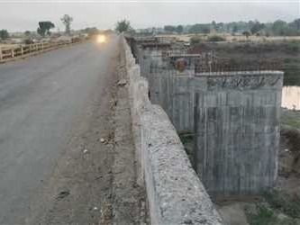 The 50-year-old bridge built on the Bainganga river in Seoni-Mandla ...