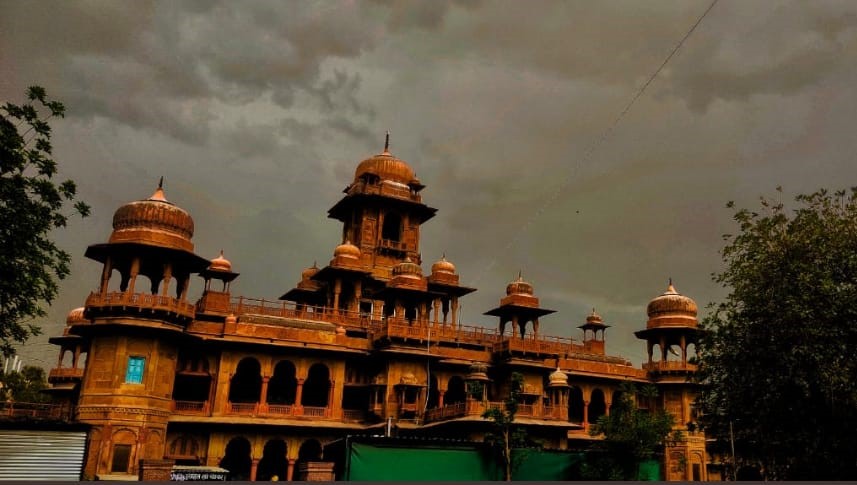 बीकानेर में दोपहर में फिर बादलवाही, तेज हवाओं के साथ हल्की बूंदाबांदी ...