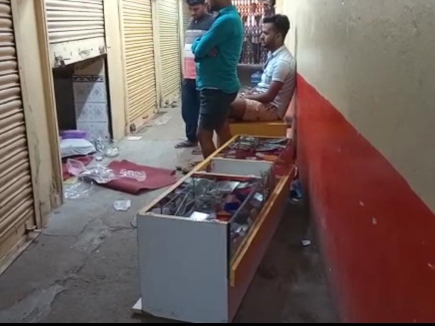 Angry shopkeepers jammed the market, adamant on the demand to call SP ...