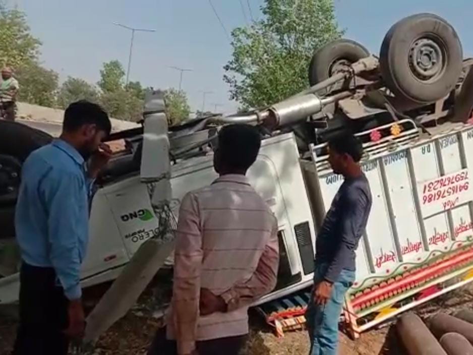 The pickup filled with oxygen cylinder overturned uncontrollably, the ...
