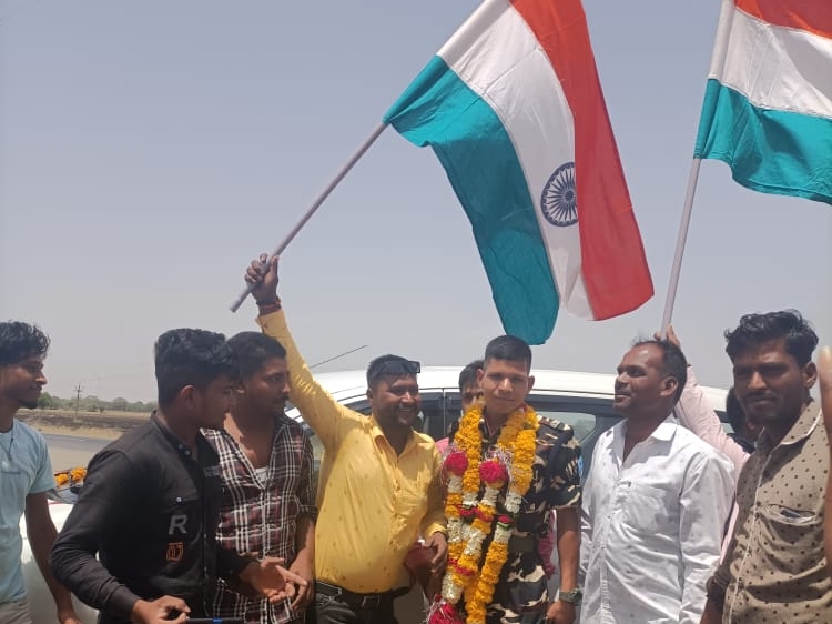 A warm welcome to the jawan who returned after taking training in the ...