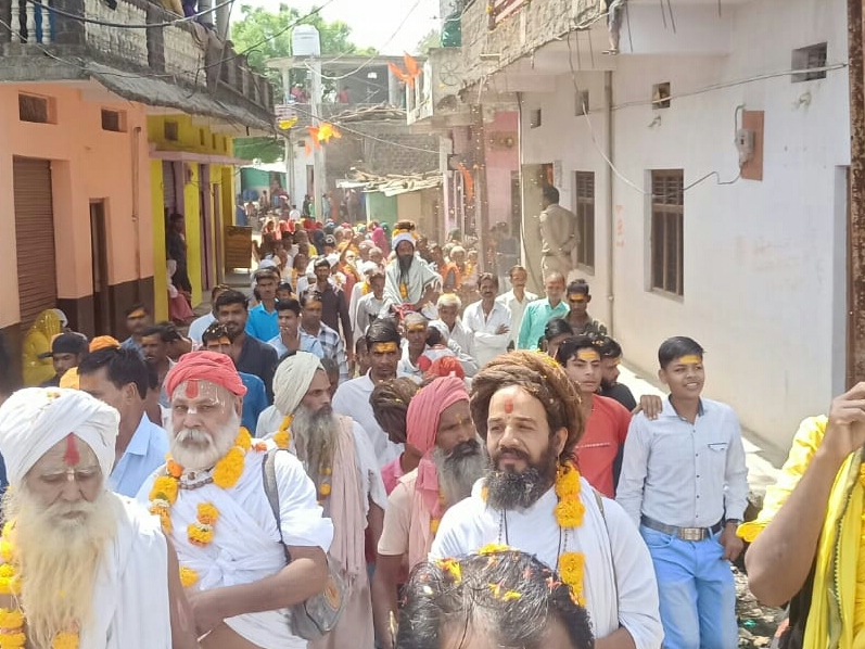 The procession of the Sant Samaj Conference was taken out in Mau-Padana ...